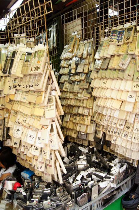 Sham Shui Po : Apliu Street Electronics Flee Market | Visions of Travel