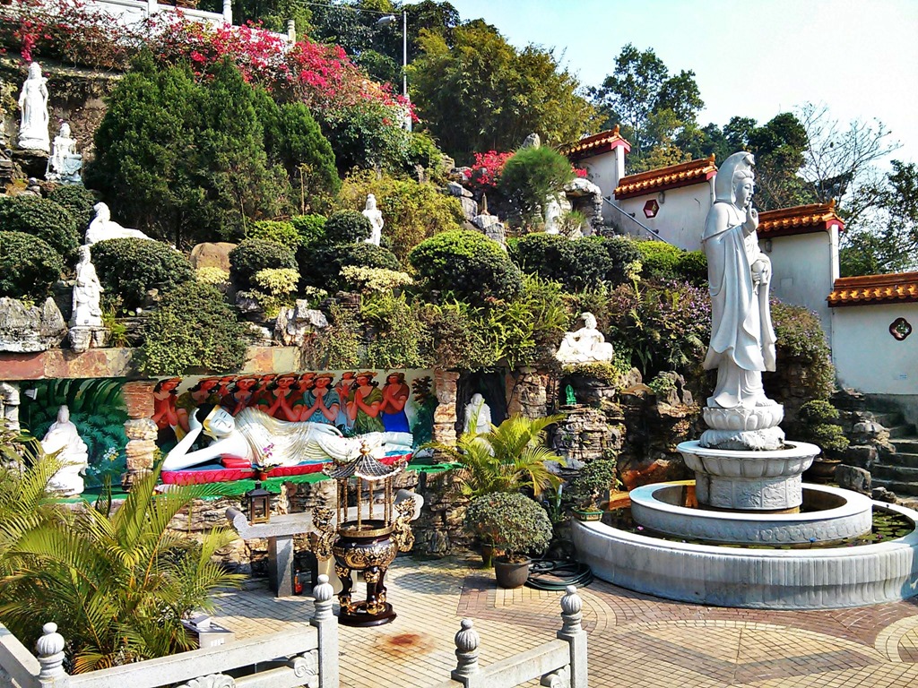 Yuen Yuen Institute & Western Monastery : Tseun Wan – Hong Kong ...