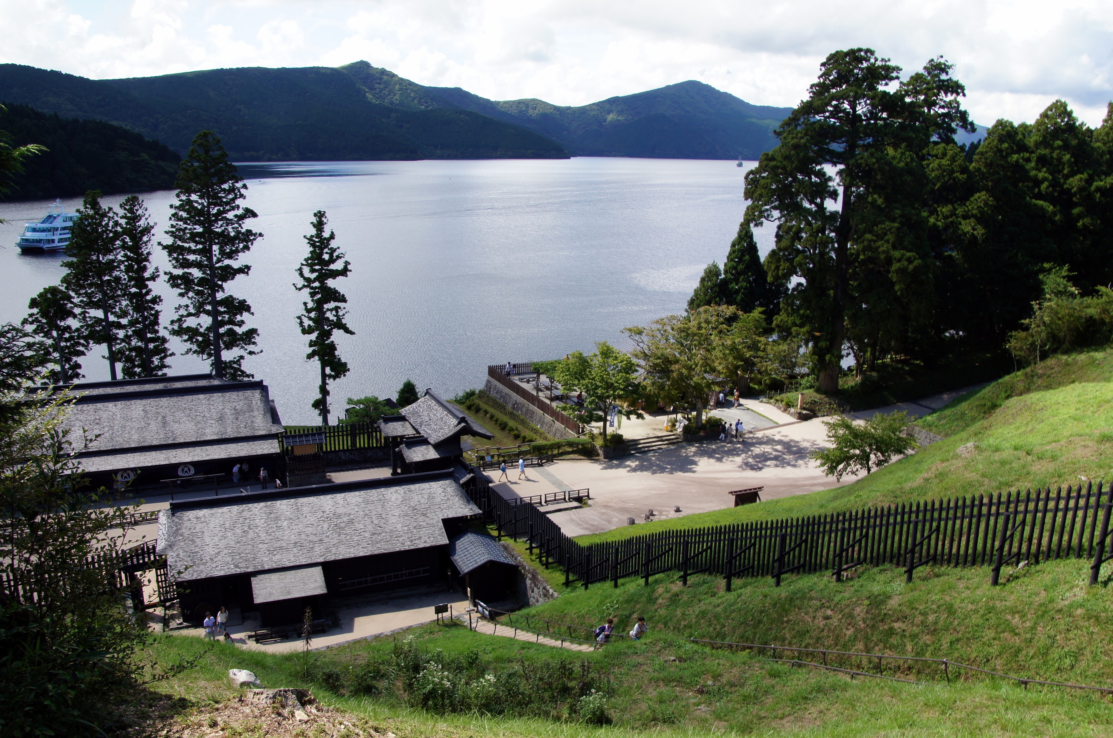Detached Palace Garden and Old Tokaido & Checkpoint : Hakone | Visions ...