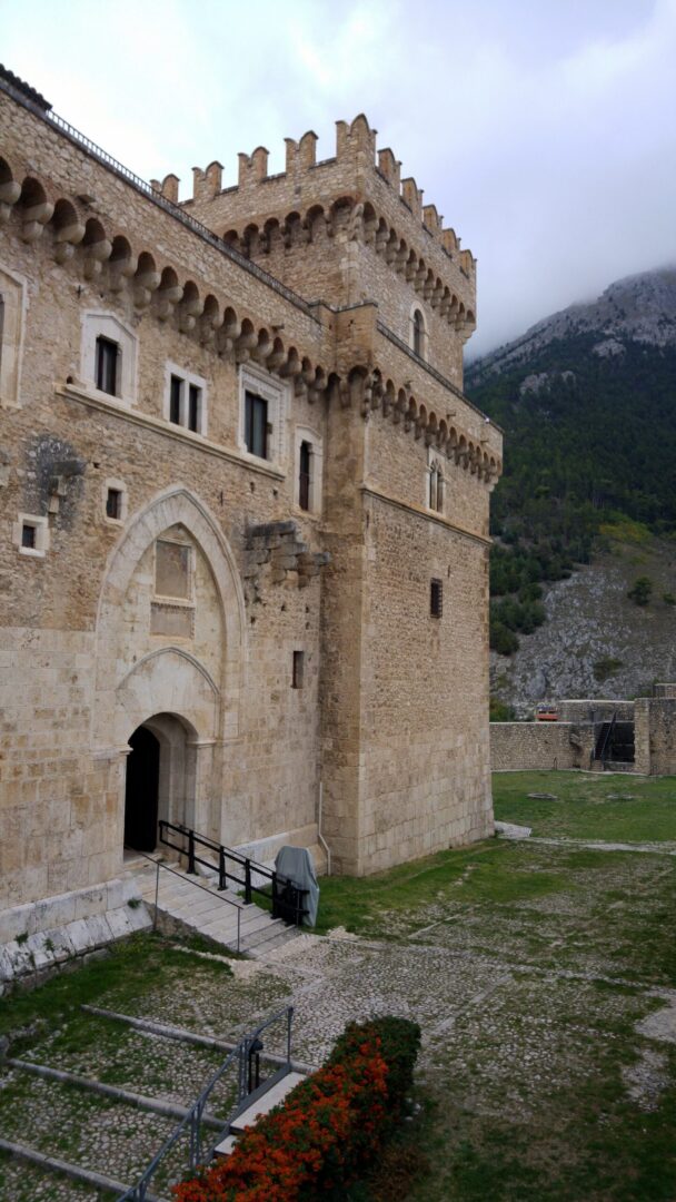 Celano Castello Piccolomini : Abruzzo Italy | Visions of Travel