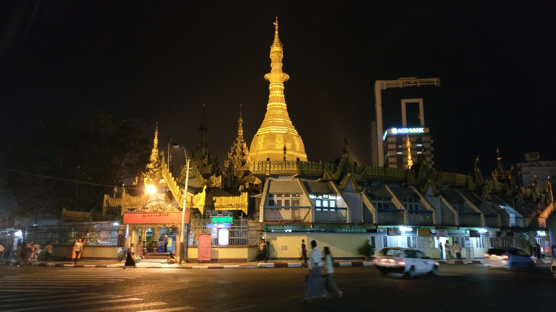 Sule Pagoda : Yangon Burma | Visions of Travel