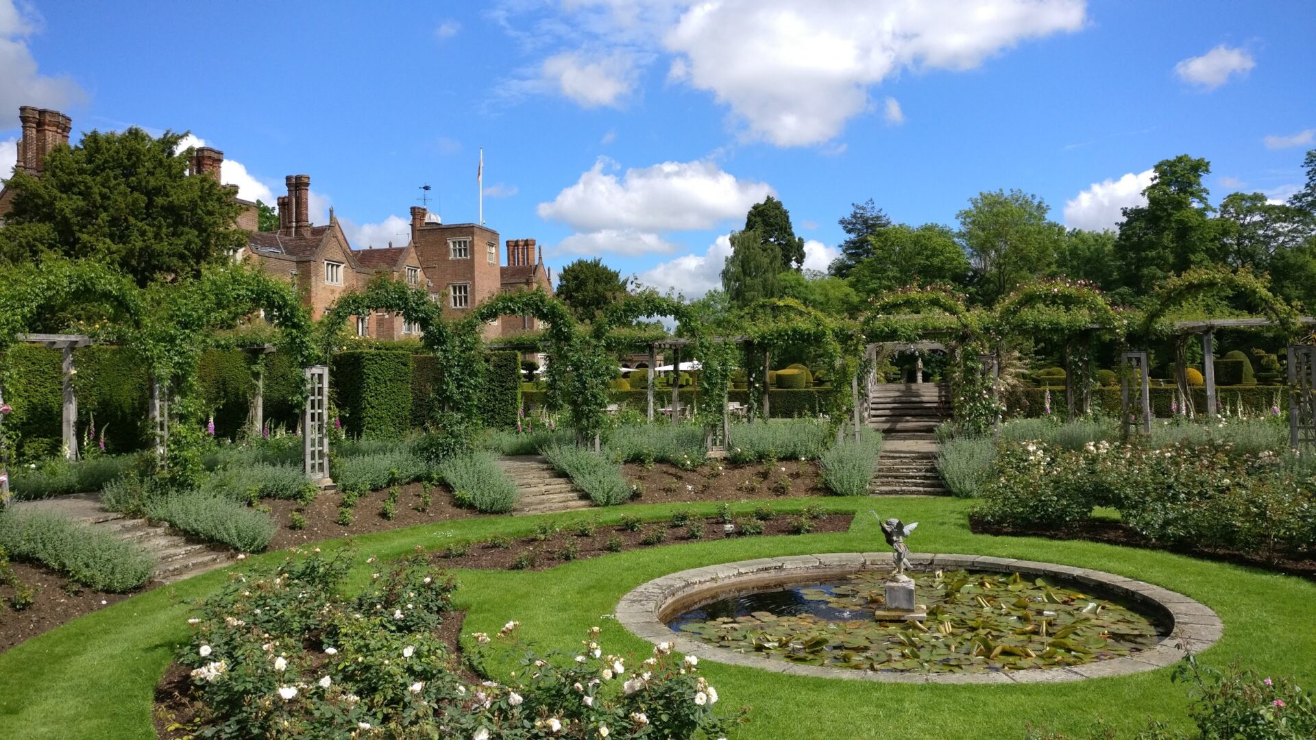 Walking tour around Windsor and Great Fosters | Visions of Travel