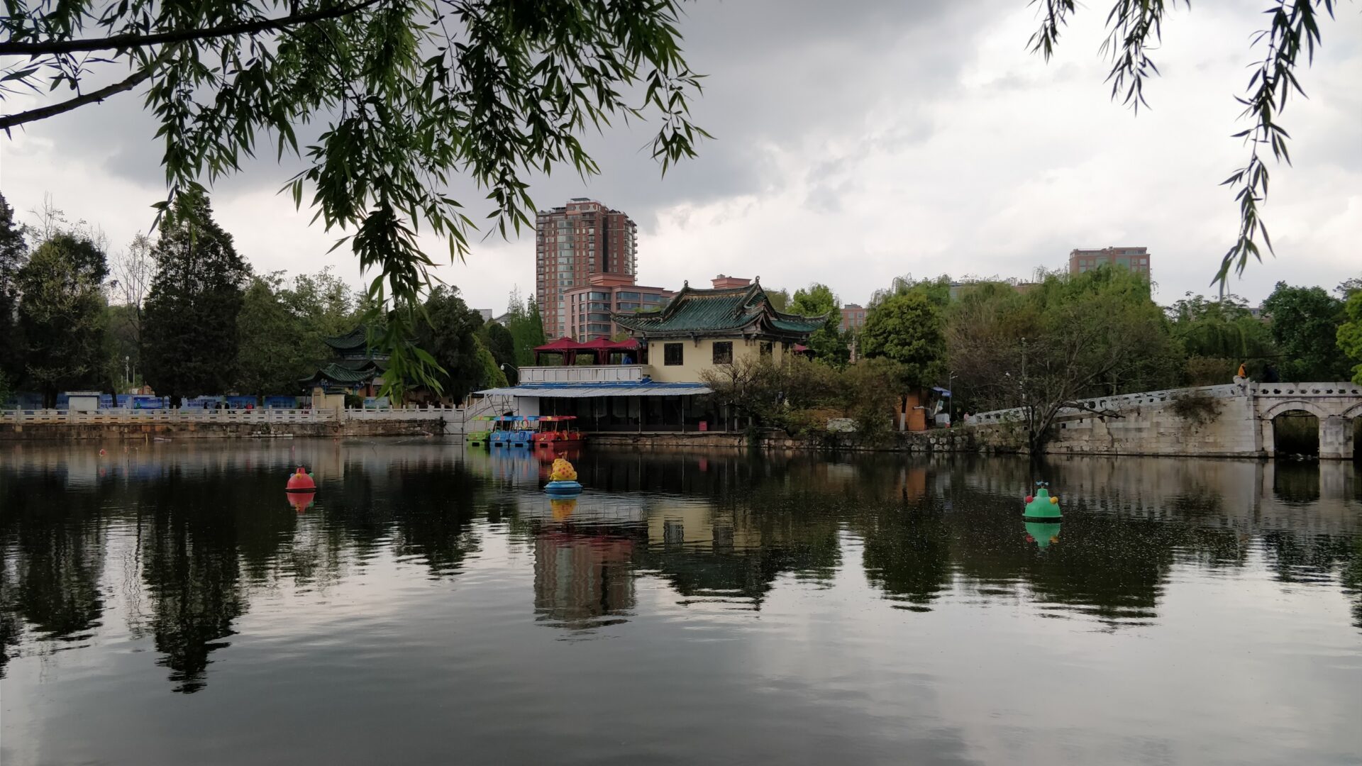 Green Lake Park and Yunnan University : Kunming China | Visions of Travel