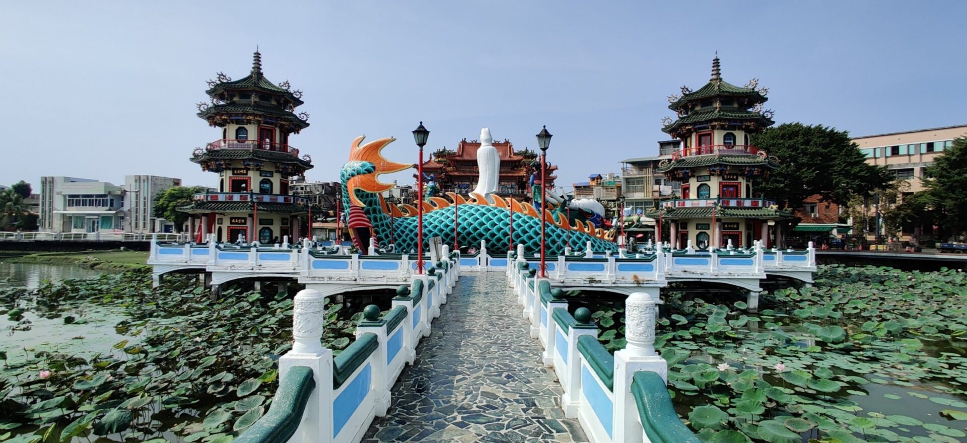 Taiwanese Temples of Lotus Pond Zuoying : Kaohsiung | Visions of Travel