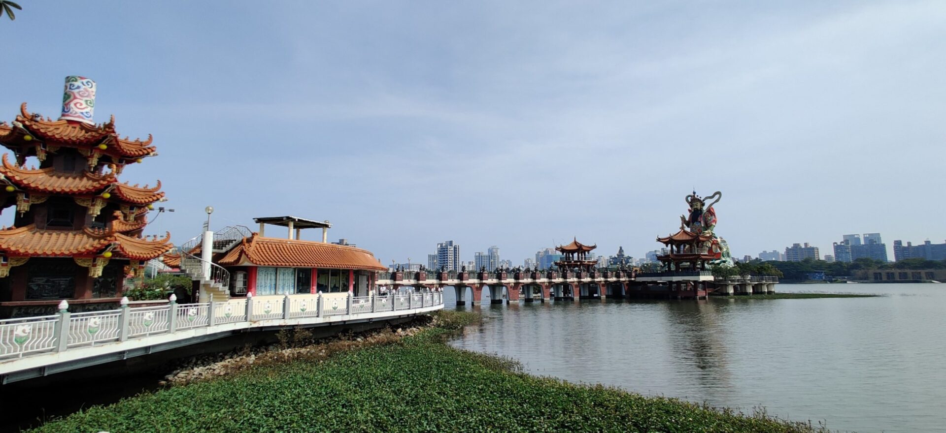 Taiwanese Temples of Lotus Pond Zuoying : Kaohsiung | Visions of Travel