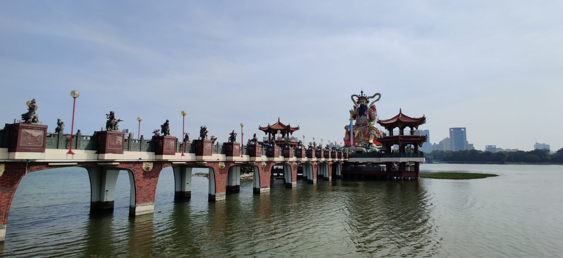 Taiwanese Temples of Lotus Pond Zuoying : Kaohsiung | Visions of Travel